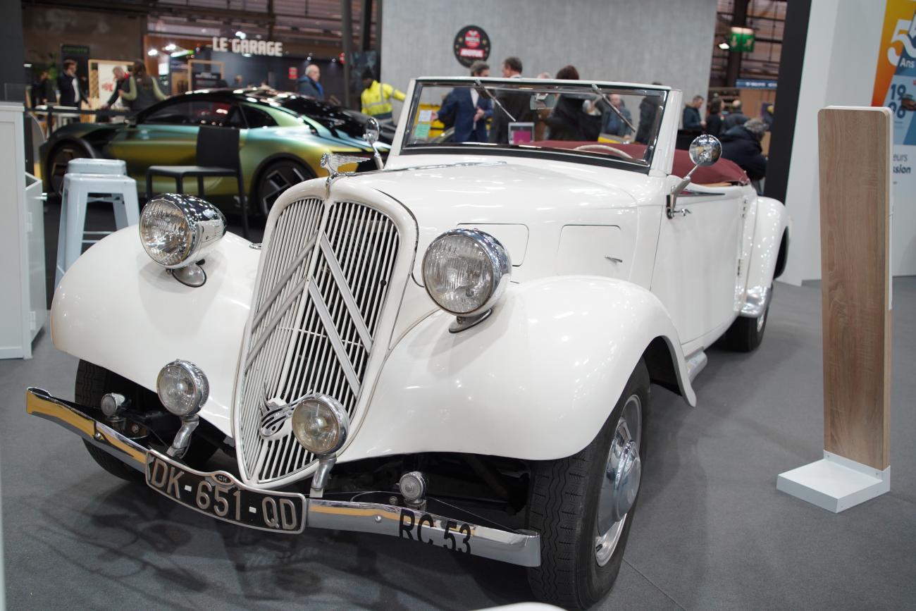 Photo 8 - Cette Traction cabriolet trône sur le stand Citroën ...