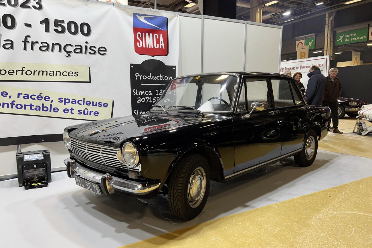 Photo 4 - Le Club Simca France expose cette ténébreuse Simca 1300. - Rétromobile 2023. Le tour ...