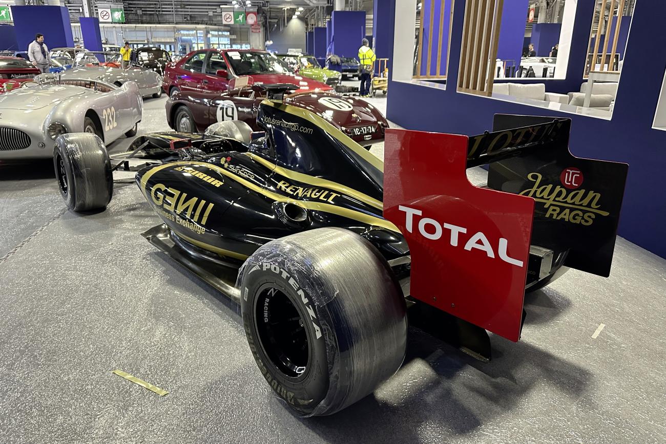 Photo 15 - une R23 transformée en show car. - Rétromobile 2023. Une ...