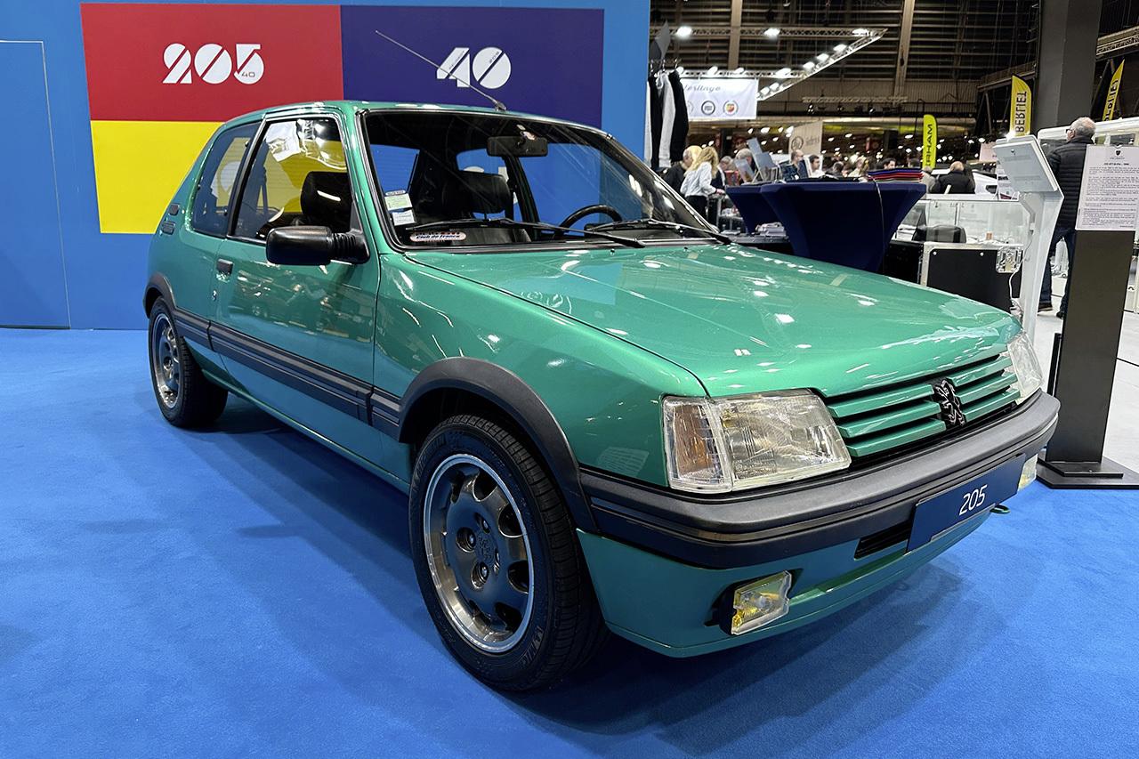 Photo 16 - Elle se montre assez discrète sur un coin de stand pourtant elle est bien là : la 205 ...