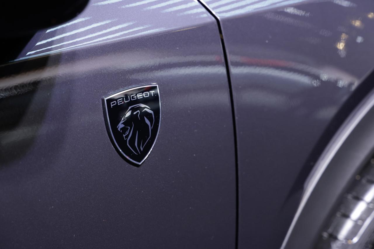 Photo 7 - La 408 arbore le nouveau logo au centre de la calandre ainsi ...