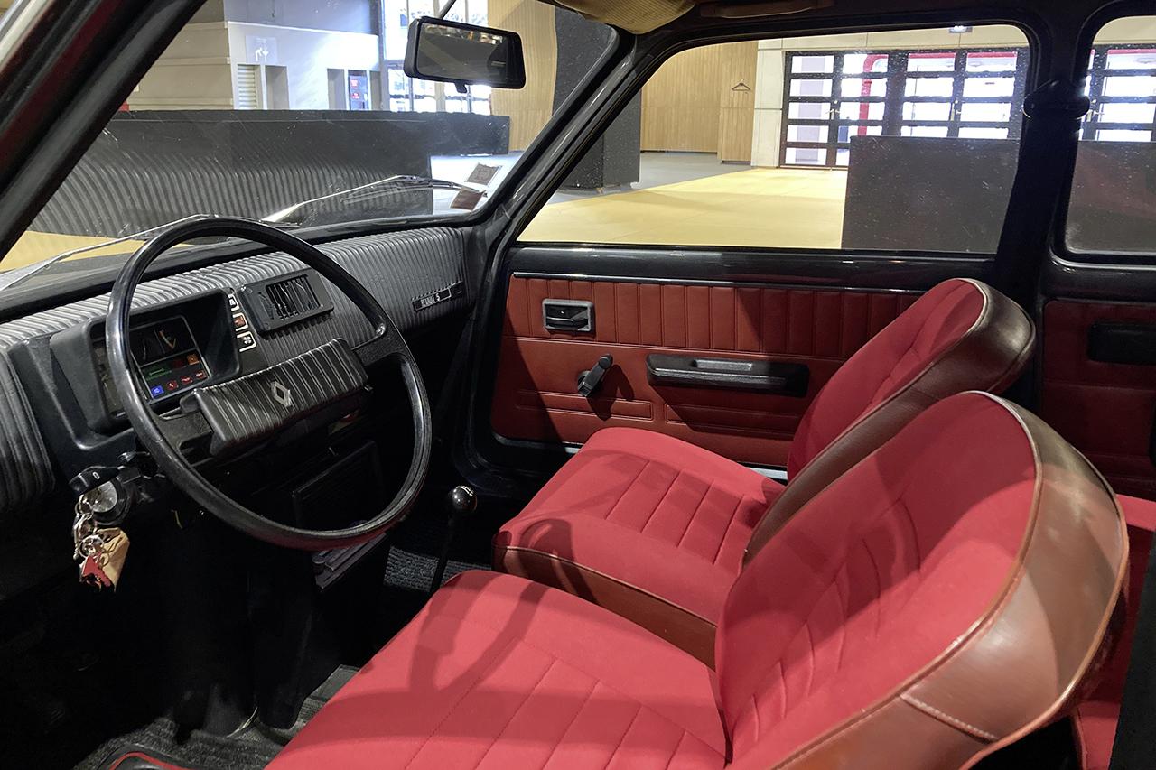 Photo 31 - Cette R5 TL a pour particularité un intérieur rouge des plus ...