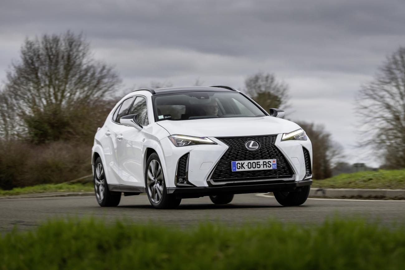 Essai Lexus UX 250h (2023) : l'hybride chic et cher