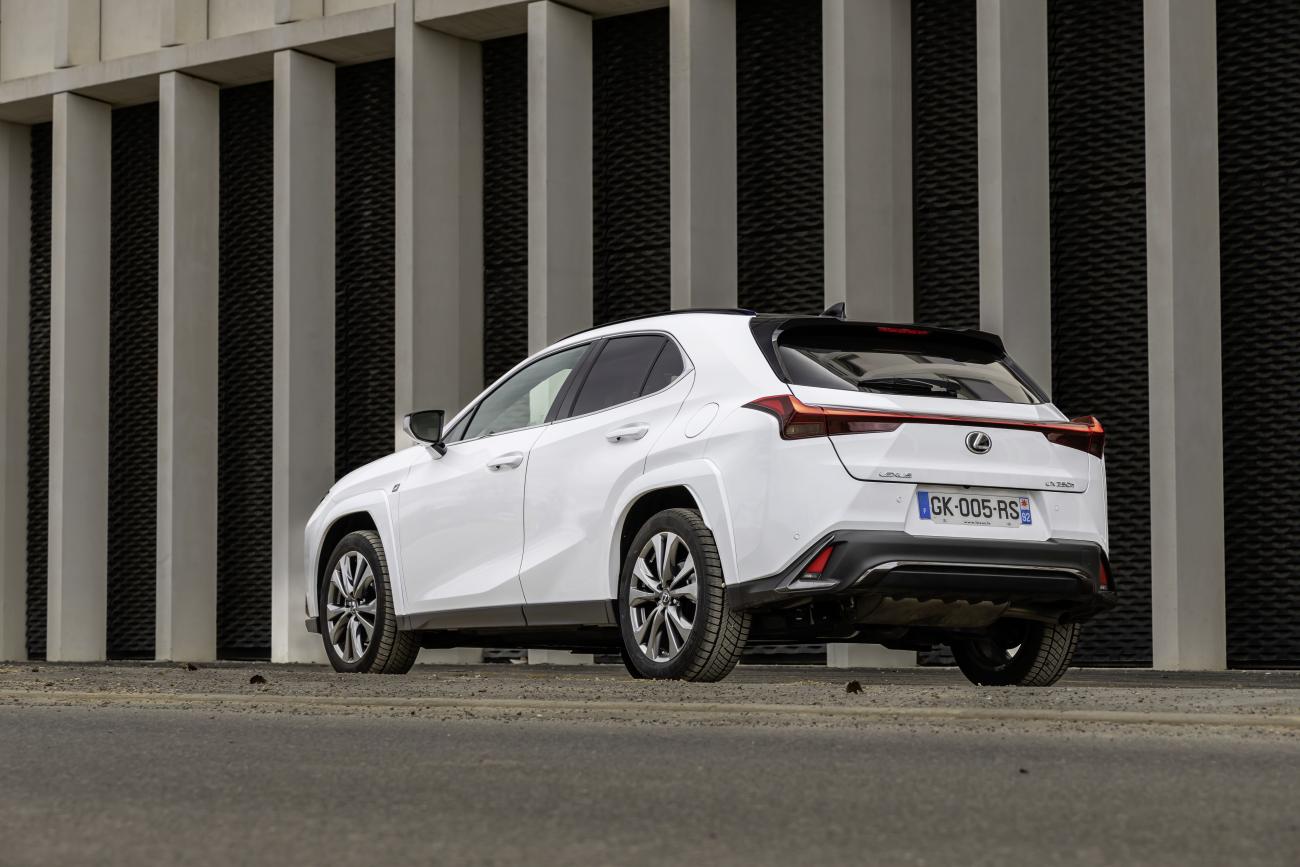 Essai Lexus UX 250h (2023) : l'hybride chic et cher