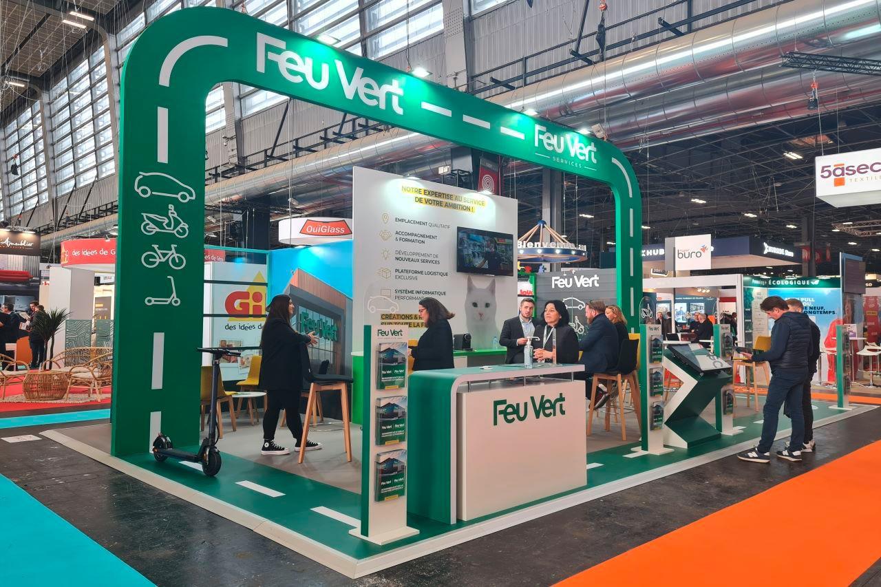 Photo 2 - Stand Feu Vert au salon Franchise Expo Paris 2023. - Les bons ...