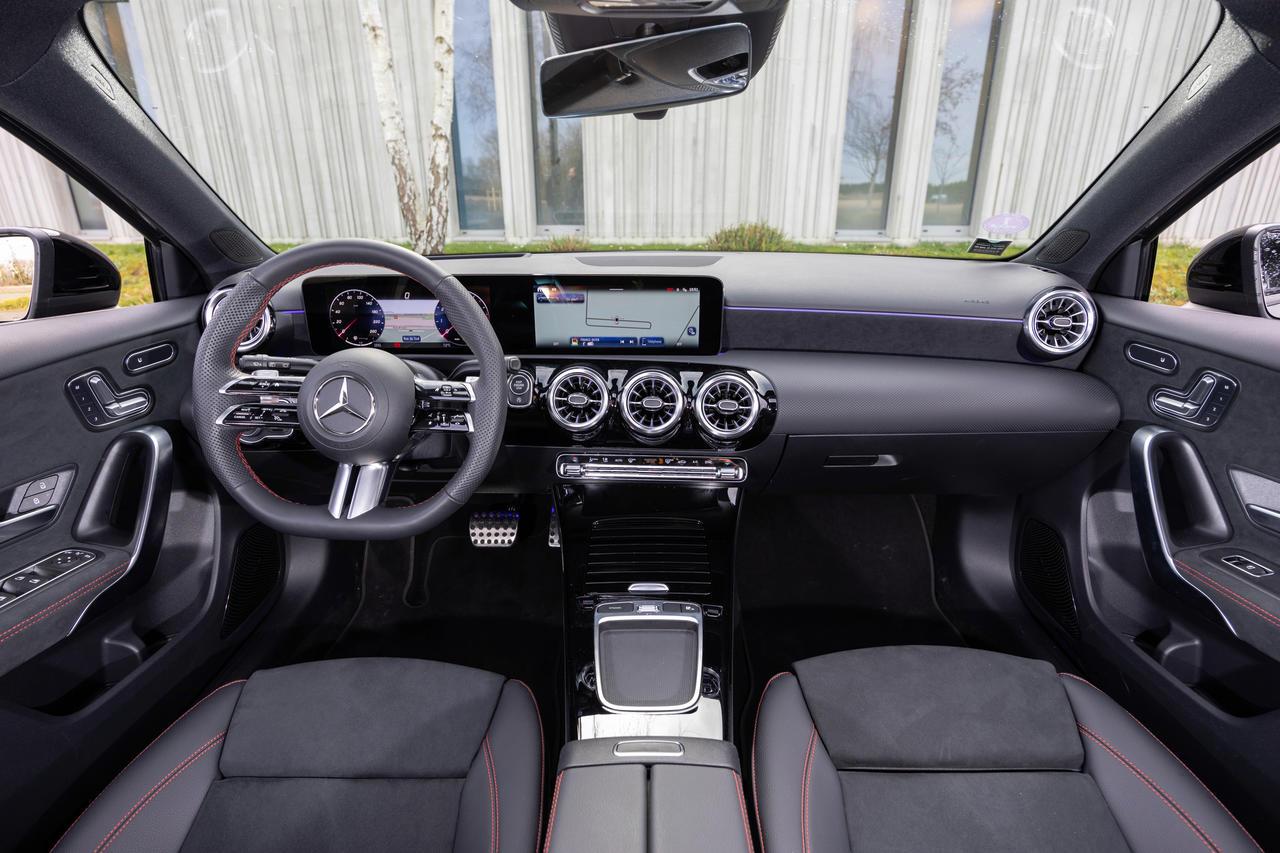 Photo 15 - mercedes classe a 180 amg line 2023 intérieur finition ...