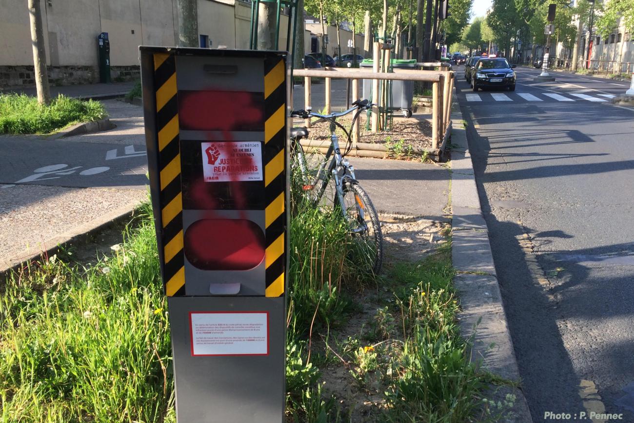 Photo 1 - Les bonnets rouges et les gilets jaunes ont déjà bien amoché ...