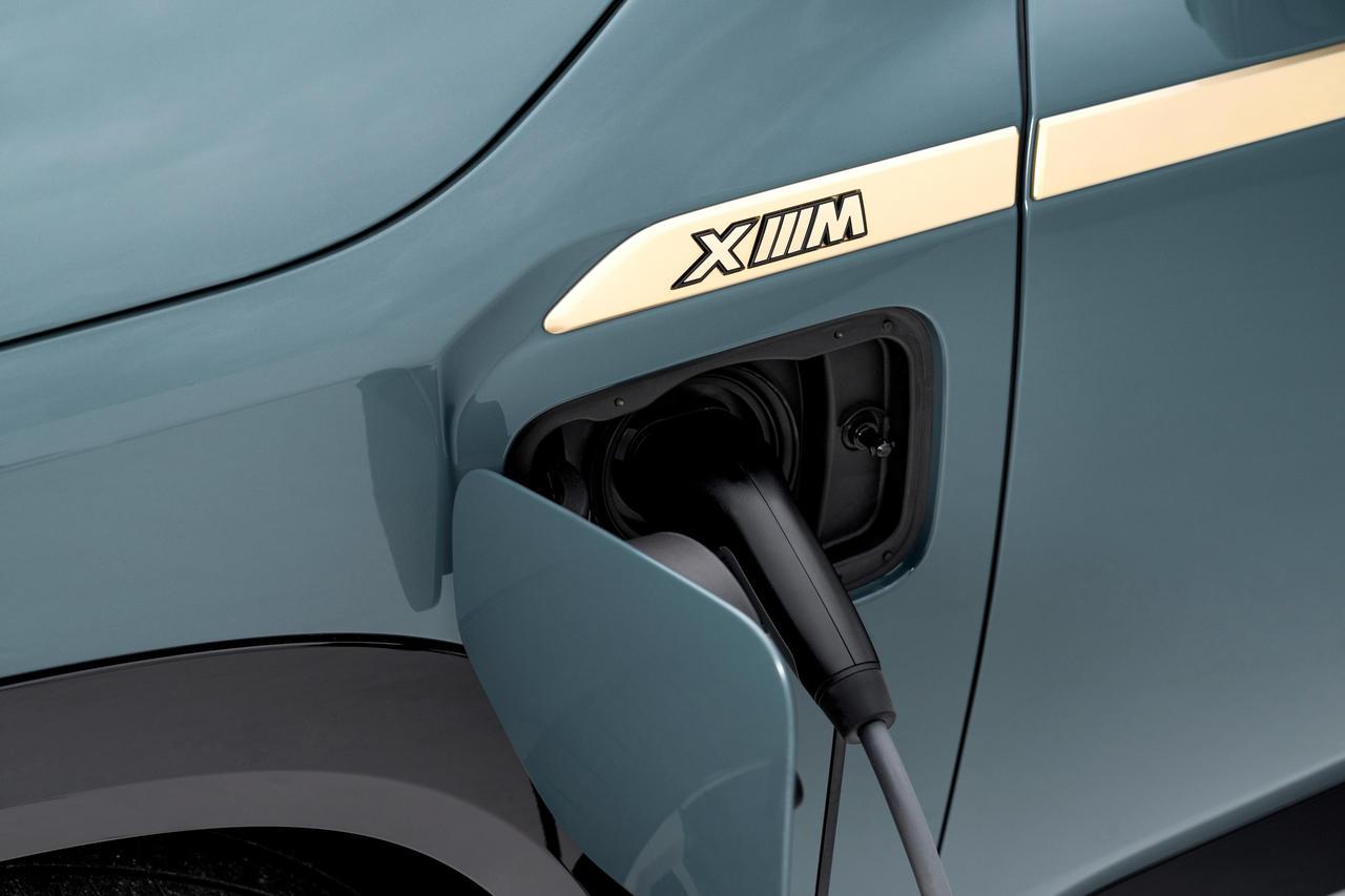 Photo 11 - BMW XM prise recharge - BMW XM (2023). Le SUV hybride ...