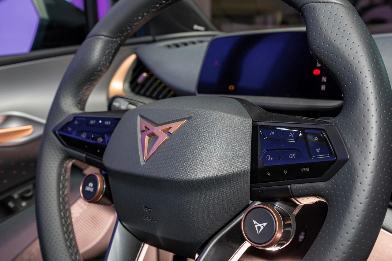 Photo 16 - cupra tavascan 2024 volant - Cupra Tavascan. Nos impressions sur ce nouveau SUV-coupé ...