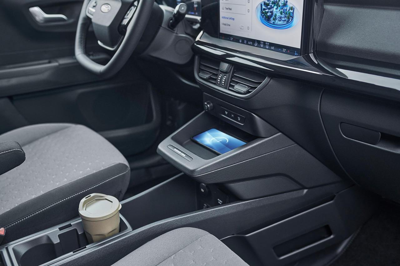 Photo 9 - La console centrale flottante de la version électrique ...