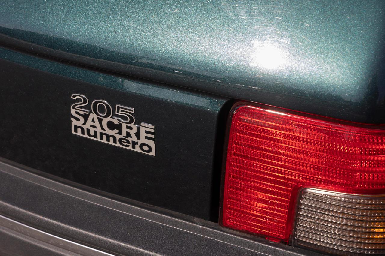 Photo 22 - La série 205 Sacré Numéro est lancée en 1994. - Peugeot 205 ...