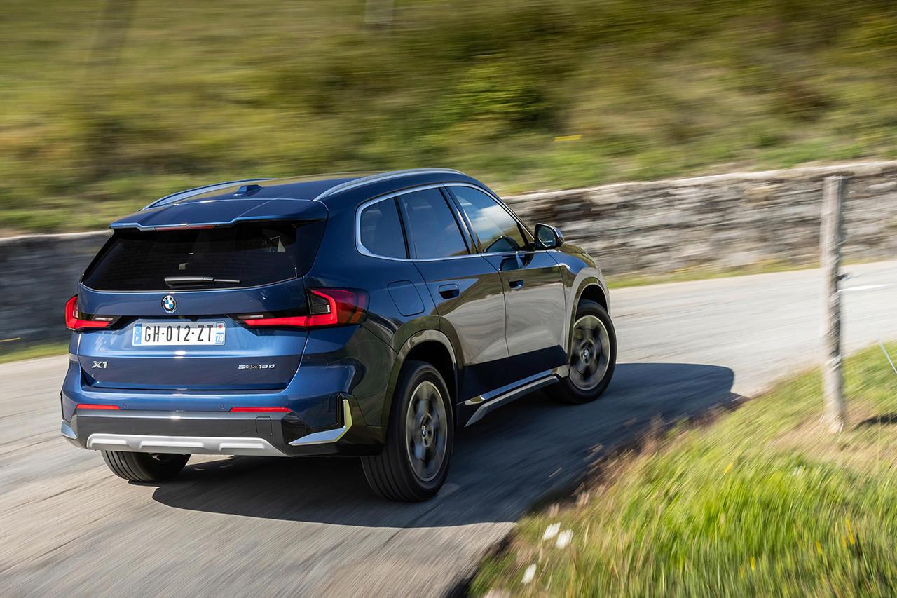 Photo 4 - bmw x1 sdrive18d 2022 arrière route - Prix BMW X1. Combien ...