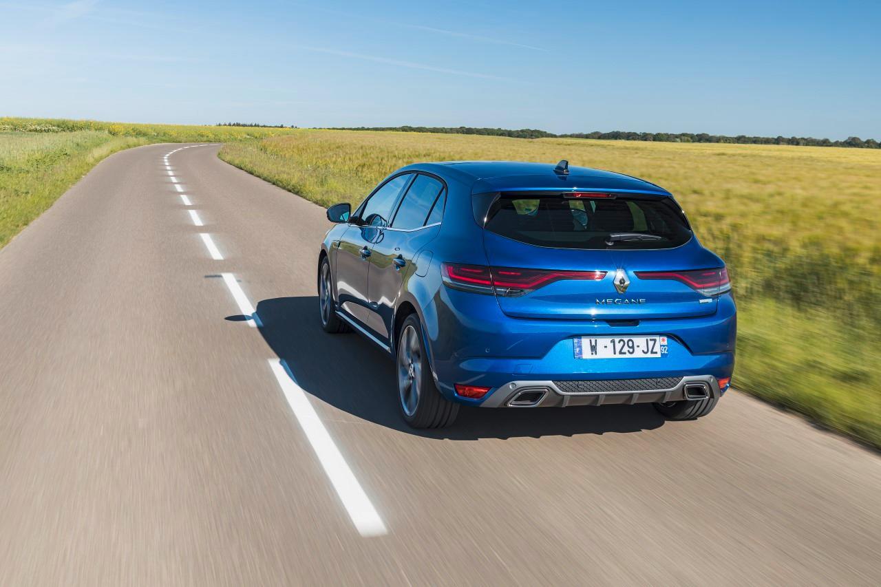 Photo 2 - La Mégane IV est en route vers la sortie avec seulement deux ...