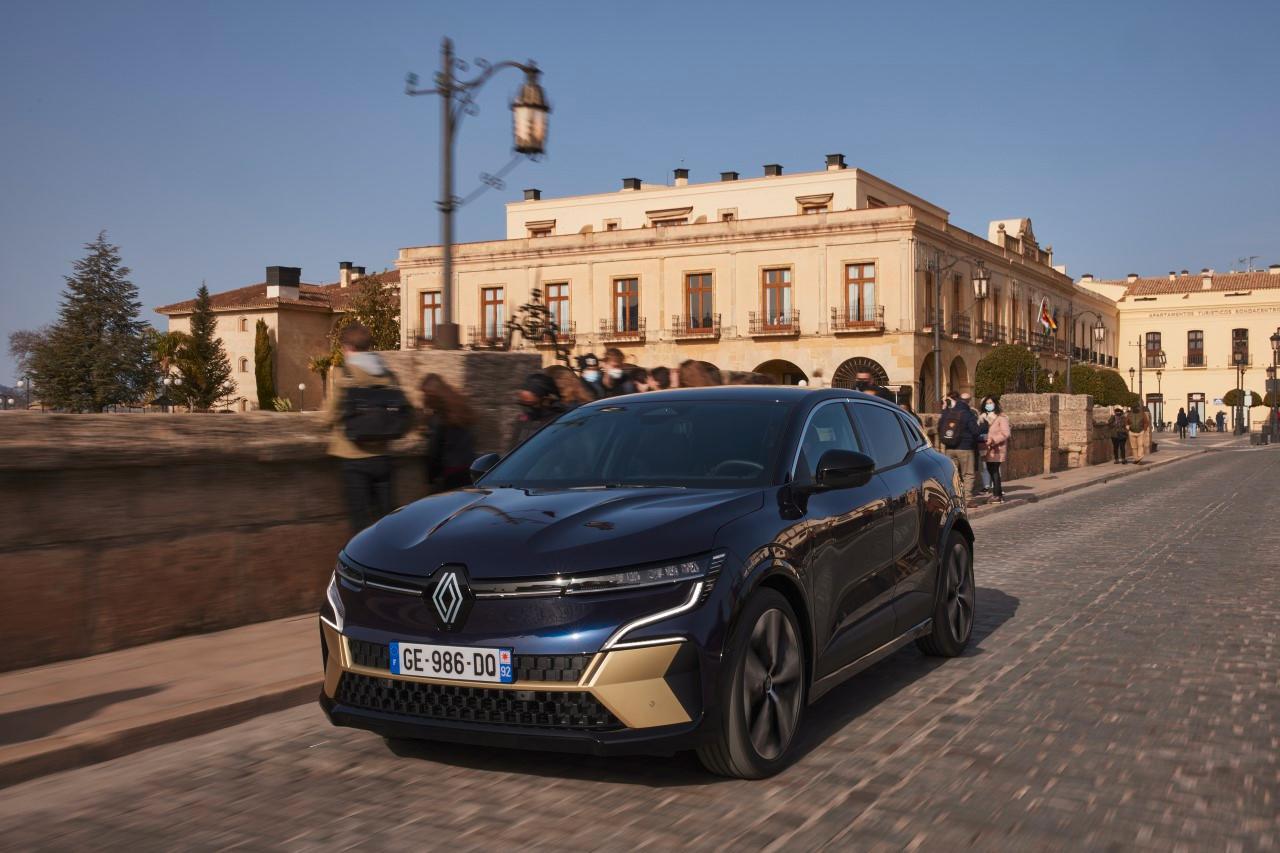 Photo 7 - Renault Mégane E-Tech bleu vs MG4 - Qu'offre la MG4 électrique à moins de 30 000 ...