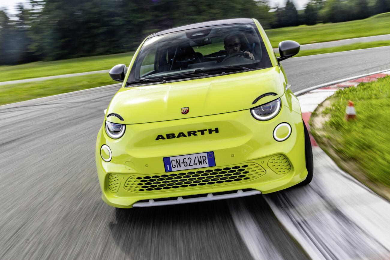 Abarth 500e (2025). Une version thermique de la citadine sportive à l’étude