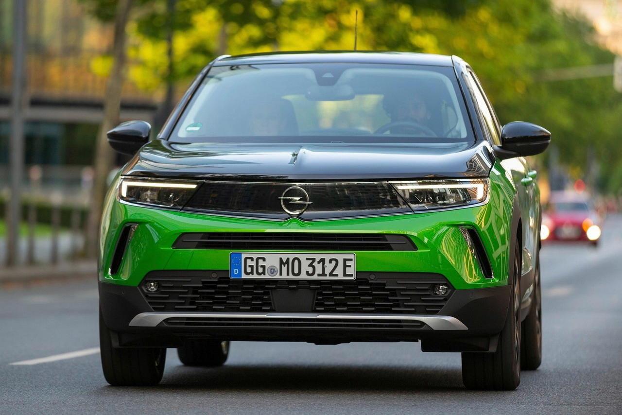 Photo 5 - opel mokka electric vert - Comment le nouveau Peugeot e-2008 électrique se positionne ...