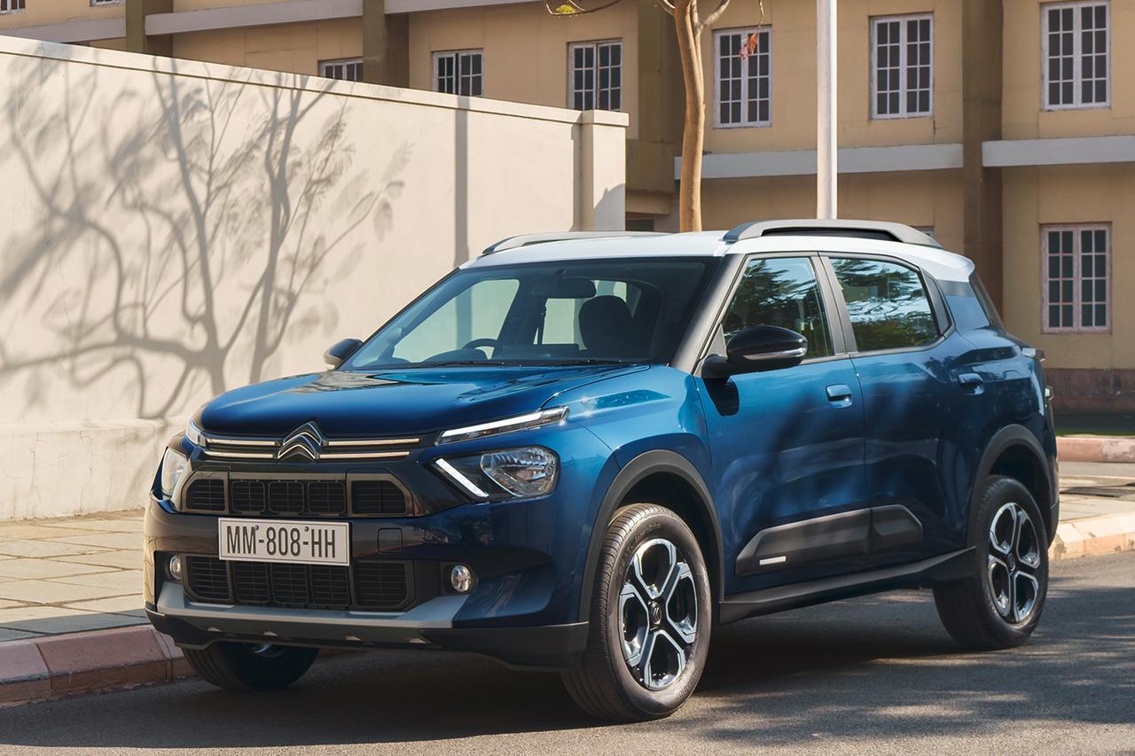 Photo 2 - Ces phares et cette calandre disposés en forme de Y sont des ...