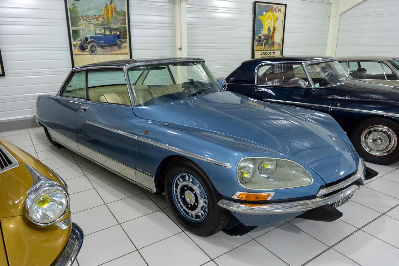 Photo 19 - Citroën DS Coupé "Le Léman" par Chapron, phase 2 - Un homme ...