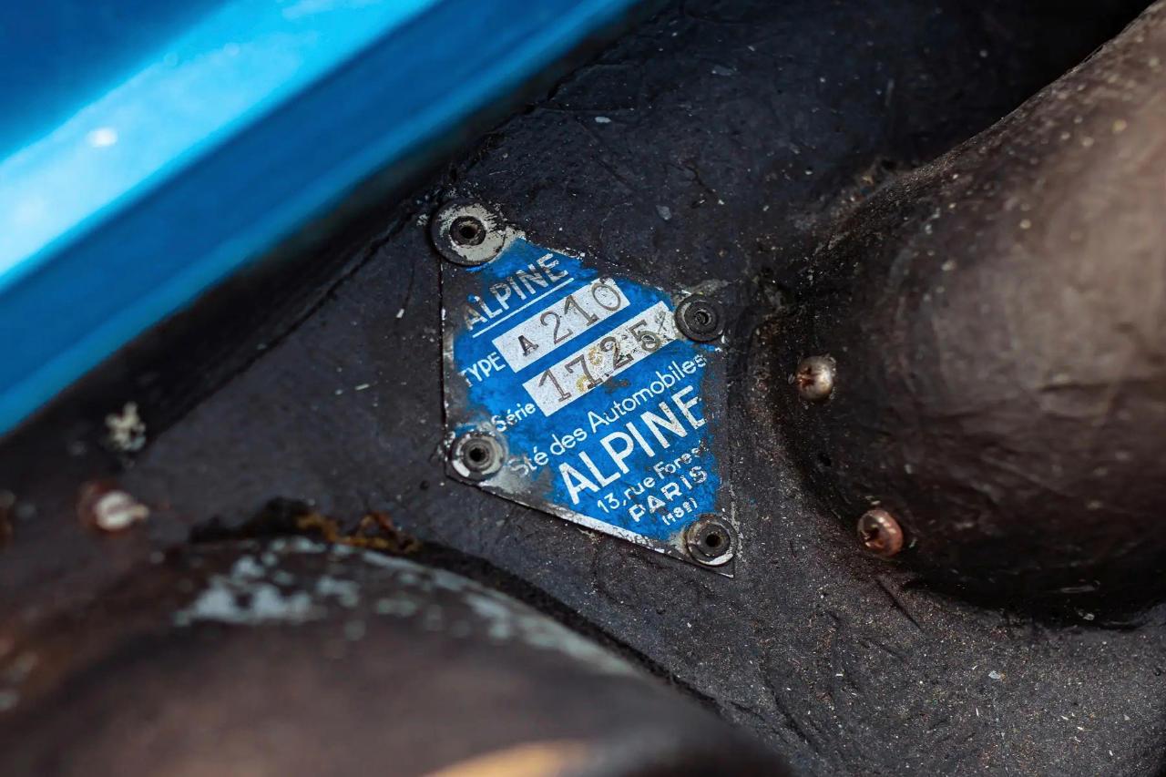 Photo 9 - La plaque présente sur le véhicule atteste de son ...