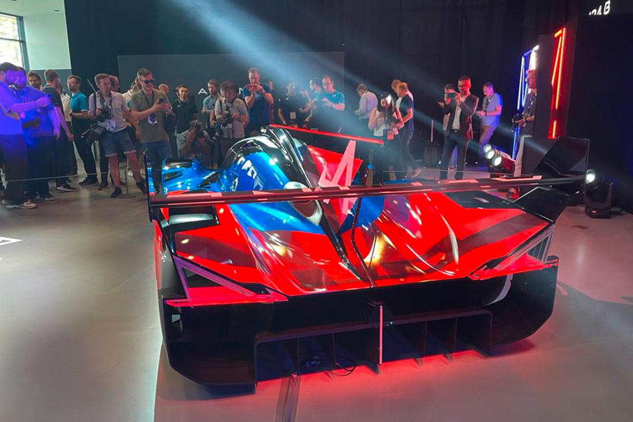 Photo 13 - Les feux arrière reprennent le logo d'Alpine. - Alpine A424 ...