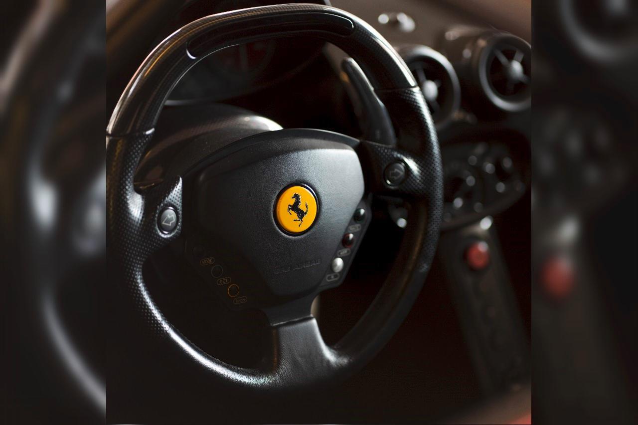 Photo 4 - Le nouveau propriétaire prend le volant de la voiture d'un ...