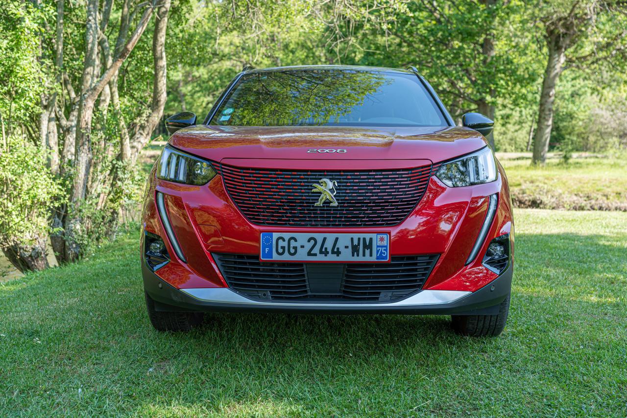 Photo 26 - Le 2008 phase 1 a une calandre trapézoïdale. - Peugeot 2008 ...