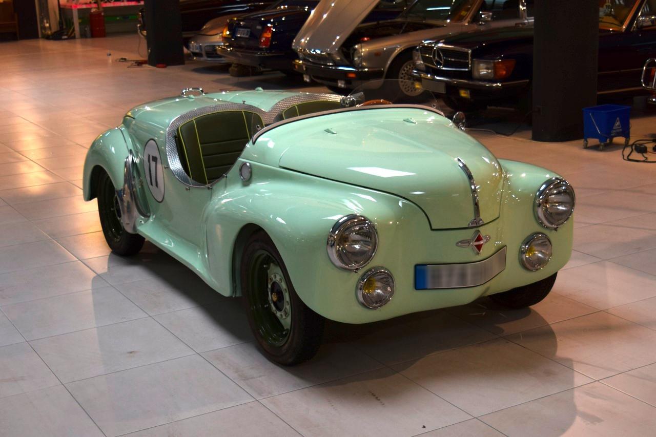 Photo 4 - La voiture sort d'une restauration complète. - Une rutilante ...