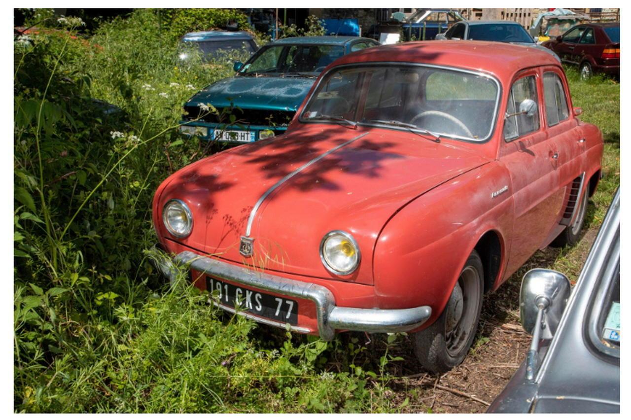Photo 18 - Renault Dauphine de 1957. Bon état général. Estimation : 2 000 - 3 000 €. - Des ...