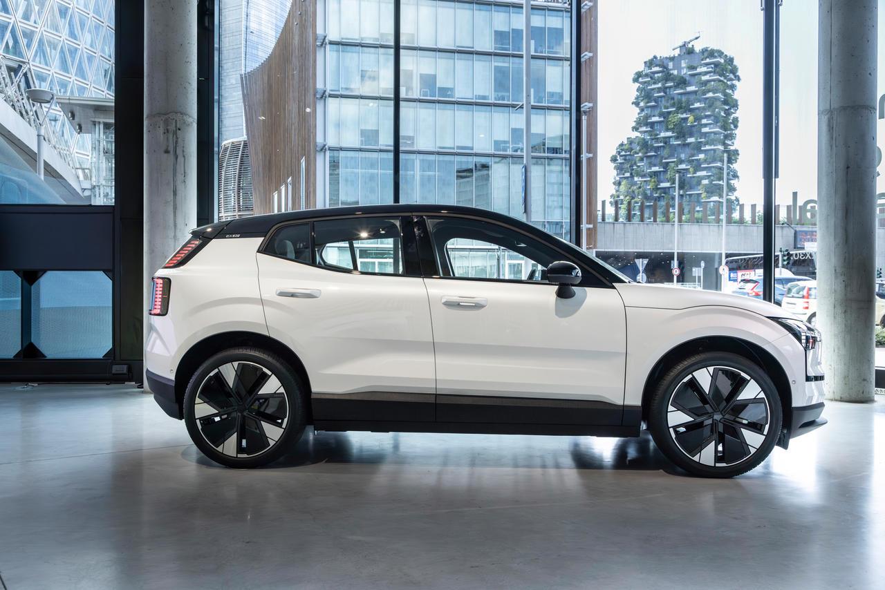 Photo 2 - Le Volvo EX30, ici en finition haute Ultra, disponible sur les versions Single ...