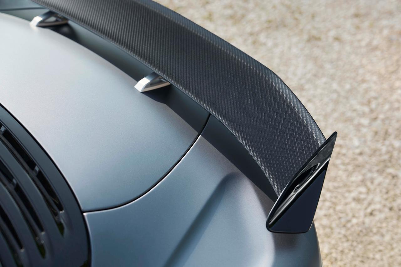 Photo 9 - Le pack aéro comprend un aileron en fibre de carbone ...