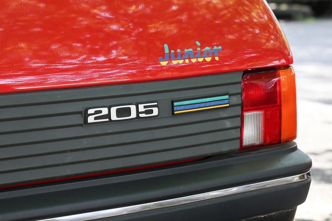 Photo 7 - sigle Peugeot 205 Junior - 40 ans de Peugeot 205 : la reine des séries spéciales