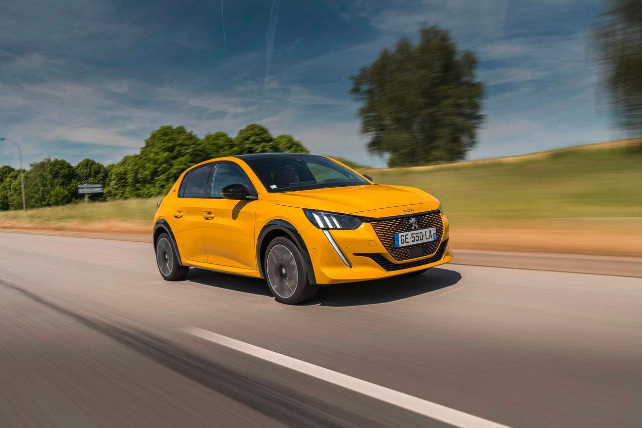 Photo 3 - peugeot e208 gt jaune électrique - Stellantis affiche une ...