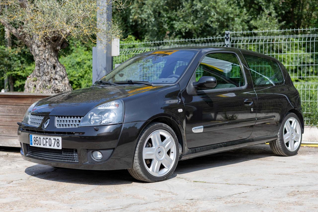 Photo 5 - Cette Clio 2 R.S. phase 2 est chère au cœur de notre ...