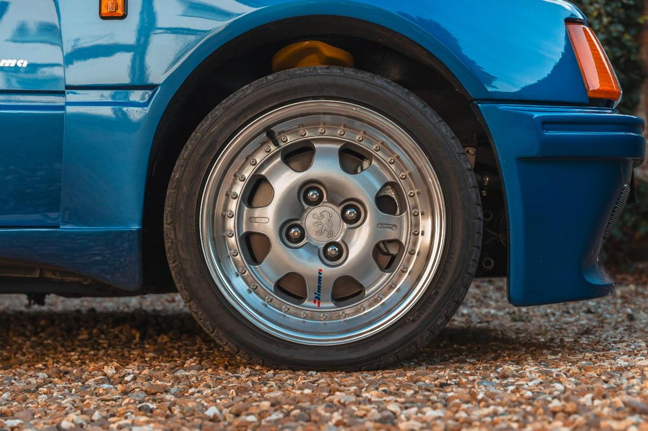 Photo 5 - Il dispose de jantes 16 pouces Dimma. - Une rare Peugeot 205 ...