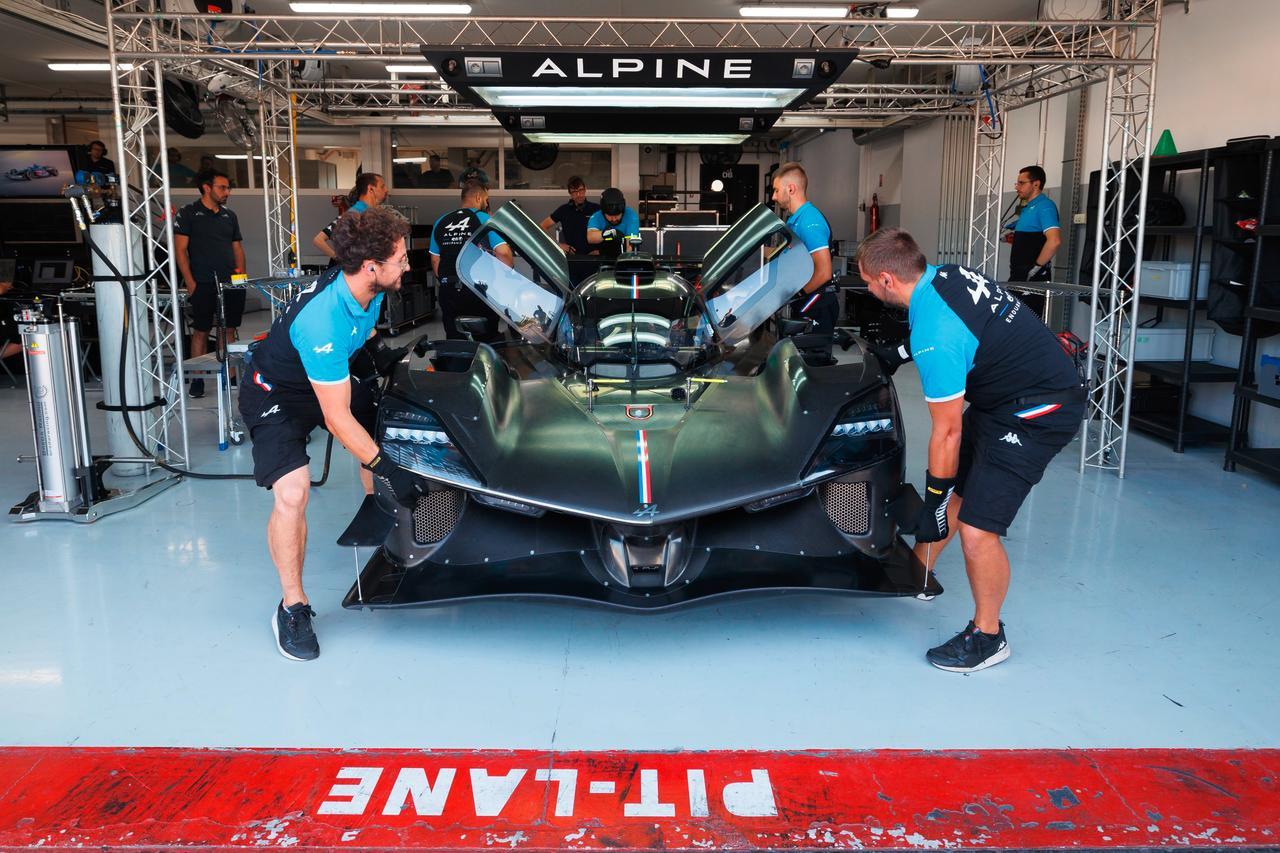 Photo 9 - On pose l'A424 pour sa première session sur piste. - Alpine A424 (2024). L’Hypercar du ...