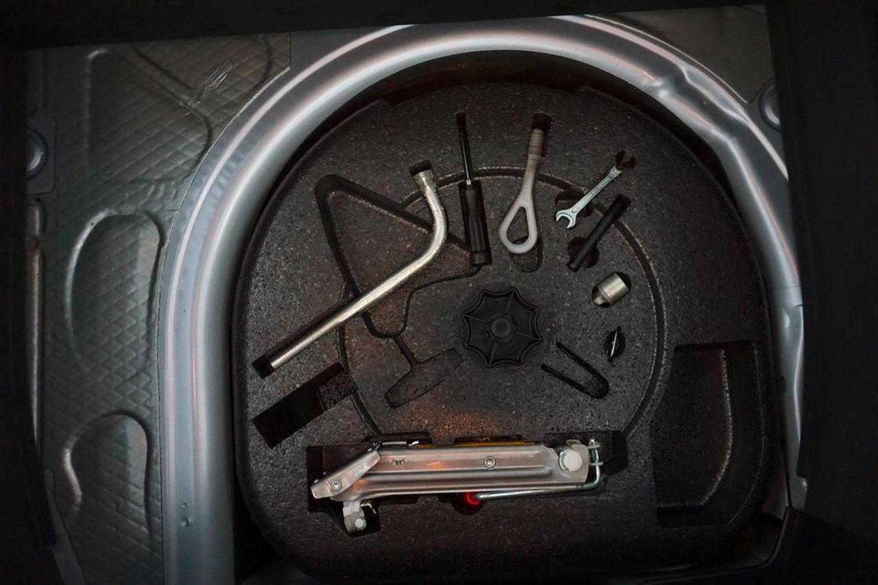 Photo 9 - Les outils rangés dans le compartiment de la roue n'ont ...