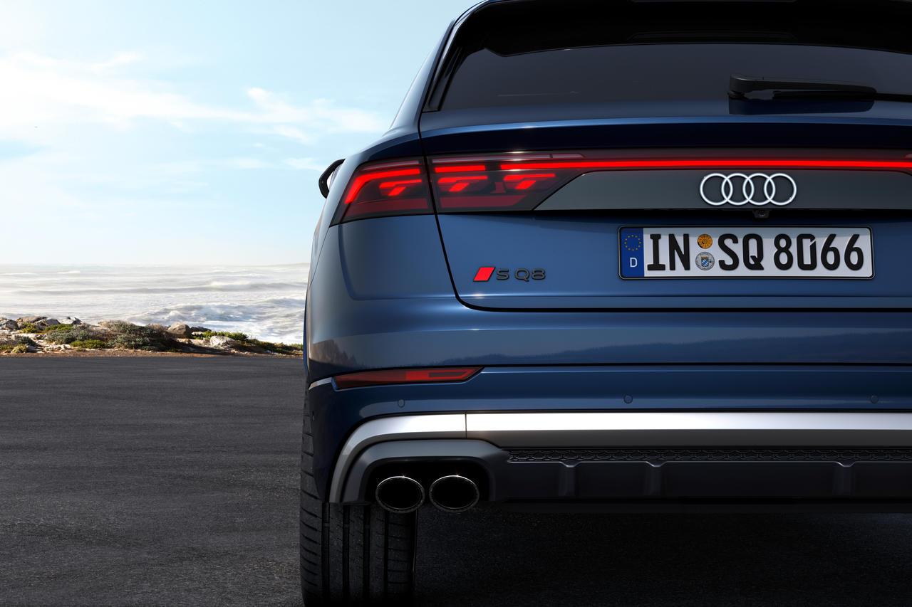 Photo 17 - Un diffuseur prend place entre les sorties d'échappement. - Audi Q8 et SQ8 (2023 ...