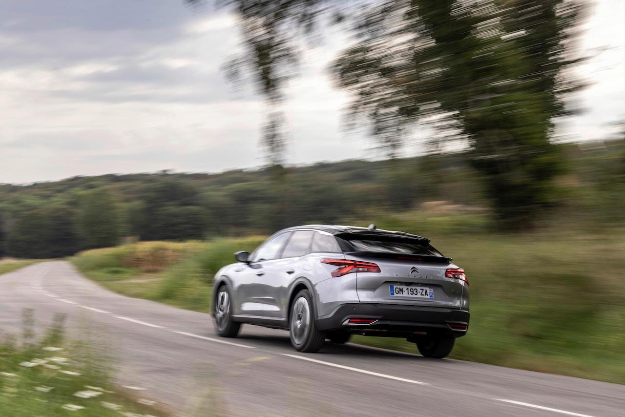 Photo 6 - Citroen C5 X vue arriere - Essai Citroën C5 X (2023) : faut-il choisir l'hybride ...