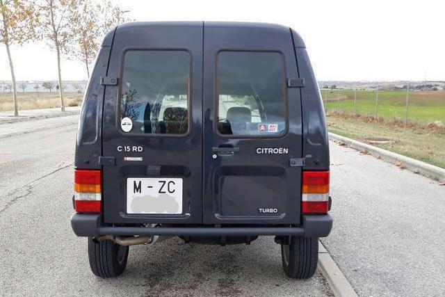 Photo 3 - Contrairement au reste, la poupe de ce fourgon a été laissée ...