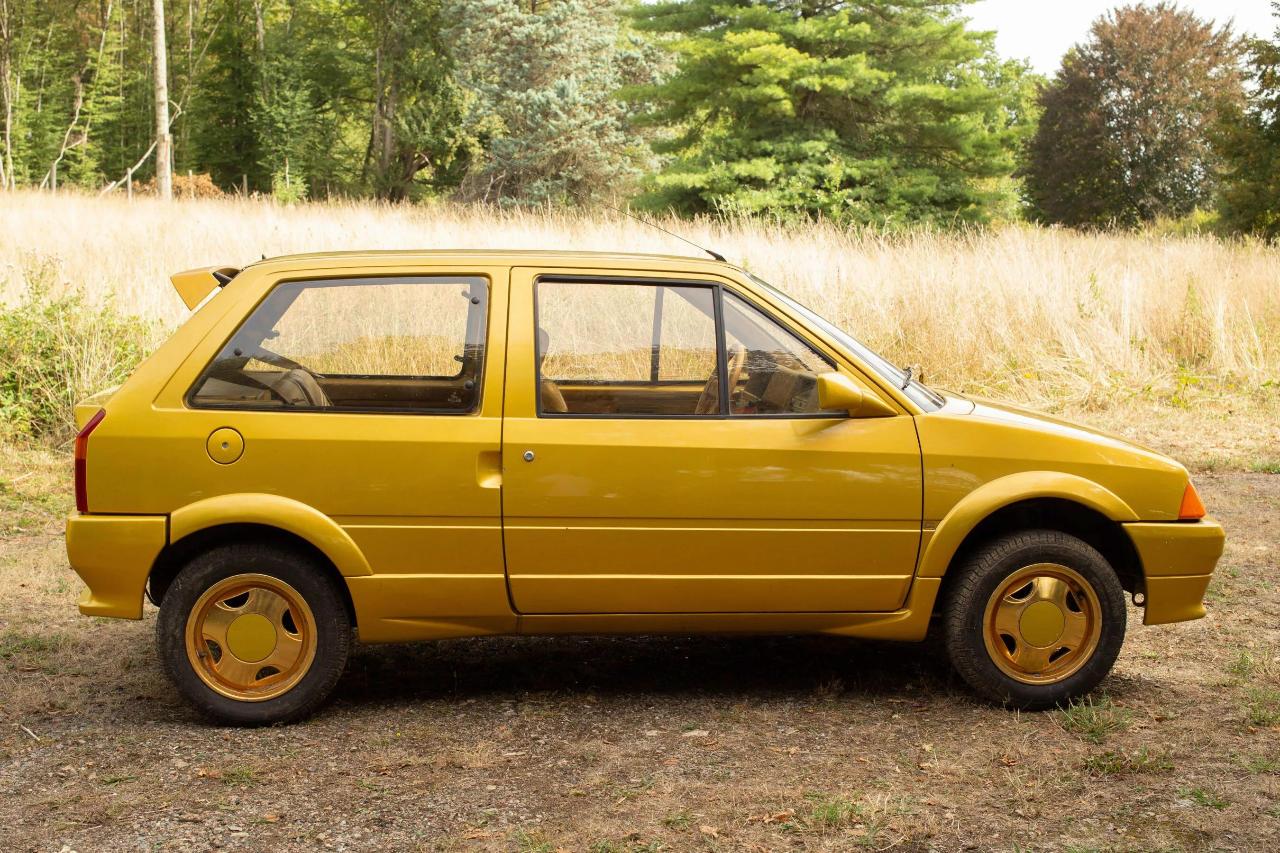 Photo 4 - Le premier élément distinctif est sa livrée or qui remplace ...