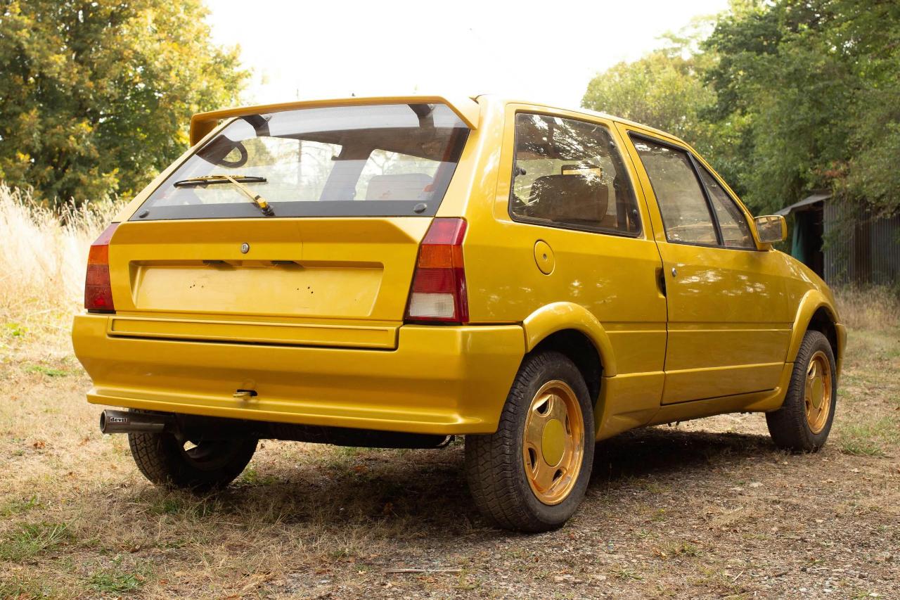 Photo 3 - La Citroën AX Sport Heuliez est basée sur le modèle de série ...