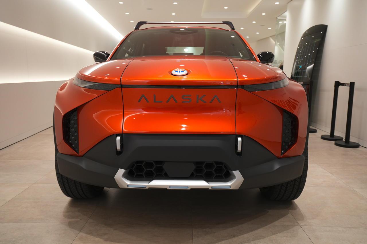 Photo 2 - Le pick-up affiche un style musclé. - Fisker Alaska (2025). A ...