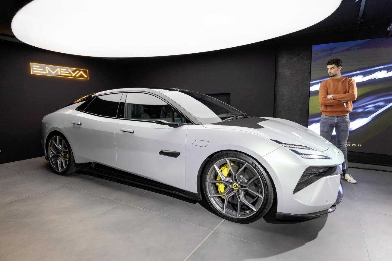 A bord de la Lotus Emeya, la rivale des Model S et Taycan
