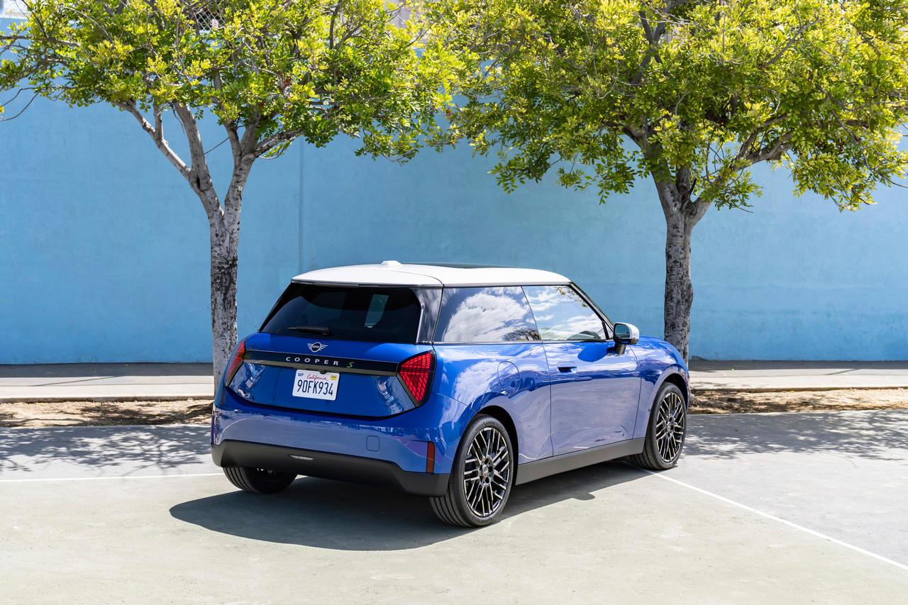 Photo 10 - Mini cooper se électrique 2024 arrière - Bienvenue à bord de ...