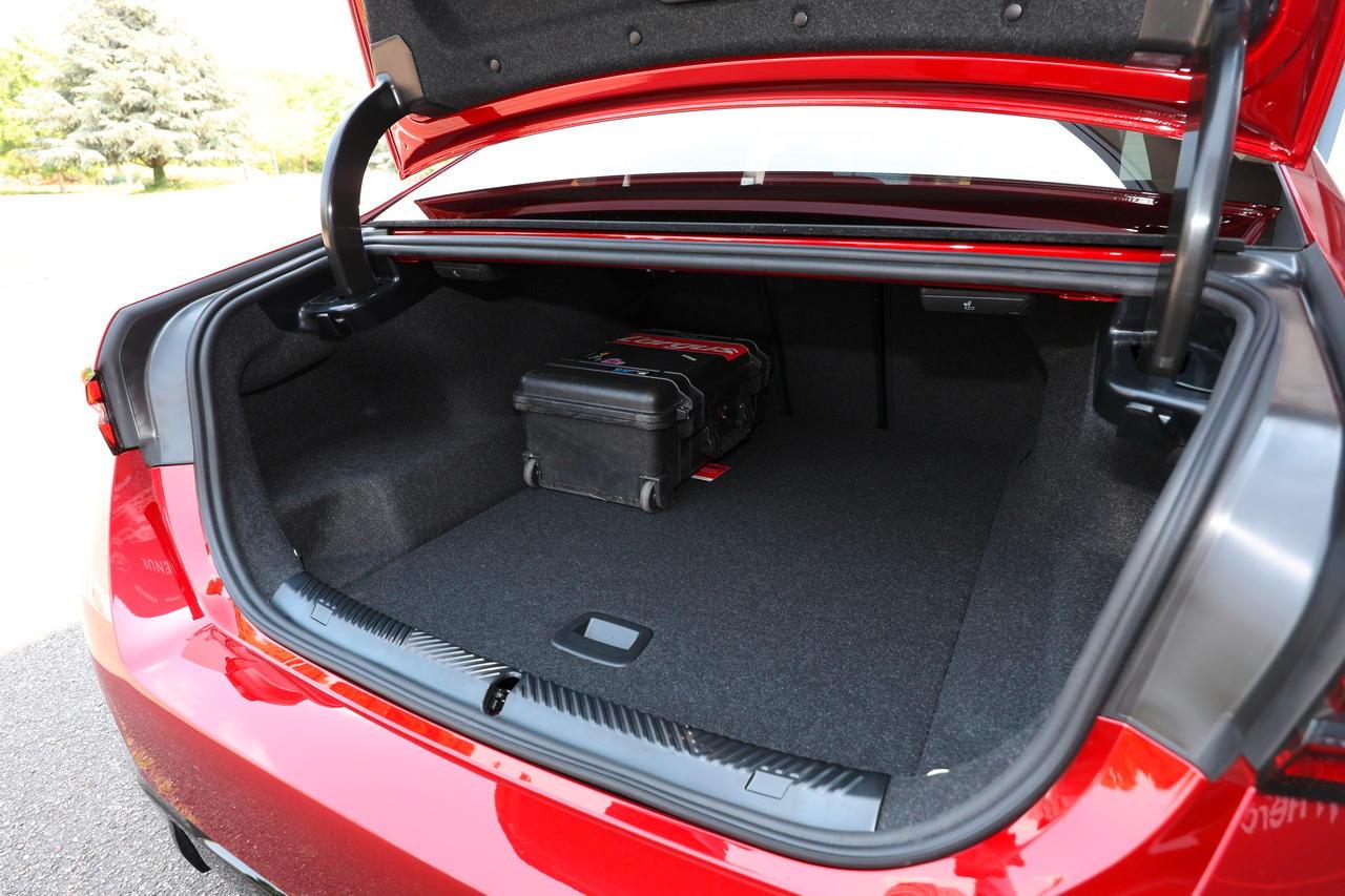 Photo 12 - Le volume de coffre de la berline est de 490 litres. - BMW ...