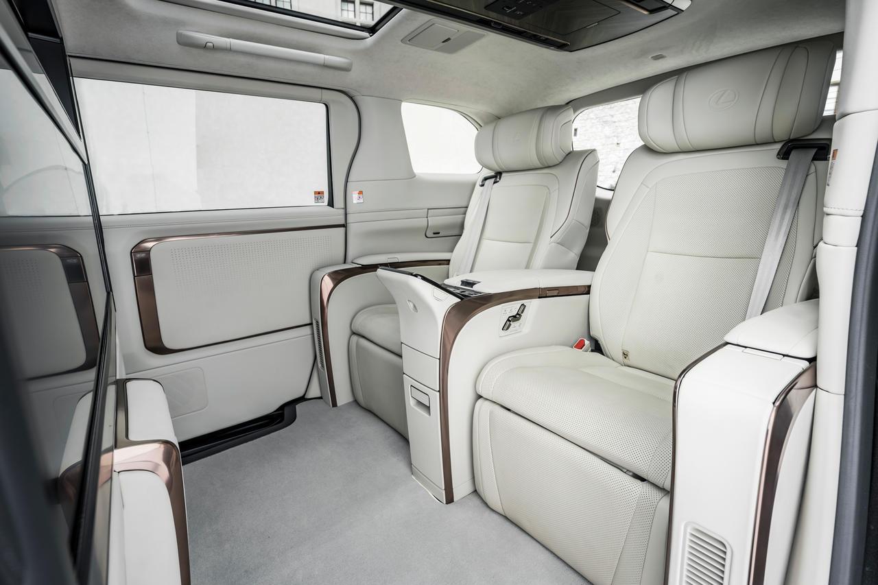 Diaporama et photos - Essai Lexus LM 350h : le van à grand spectacle ...