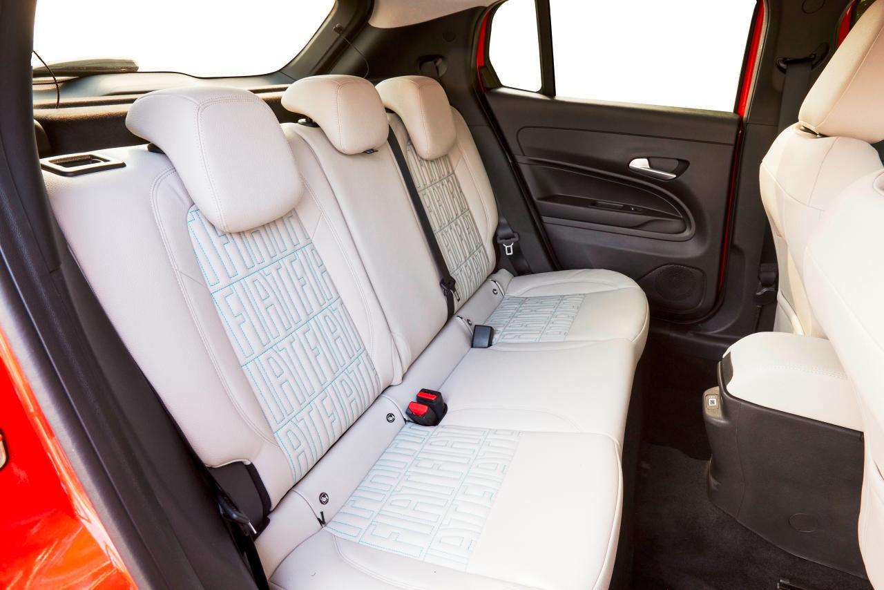 Photo 4 - L espace à bord est appréciable à l image des places arrière ...