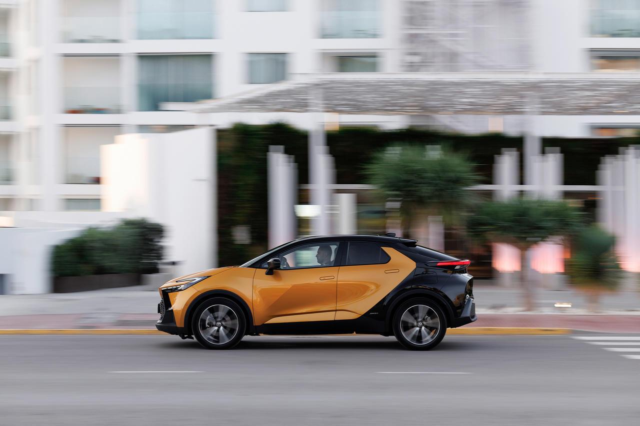 Essai Toyota C-HR (2024) : encore plus spectaculaire et hybride ...