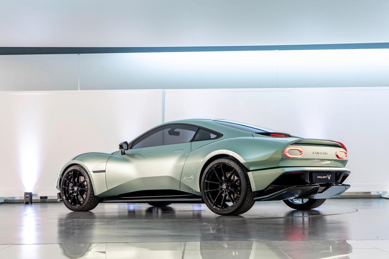 Au volant du concept Project V, le futur coupé électrique de Caterham