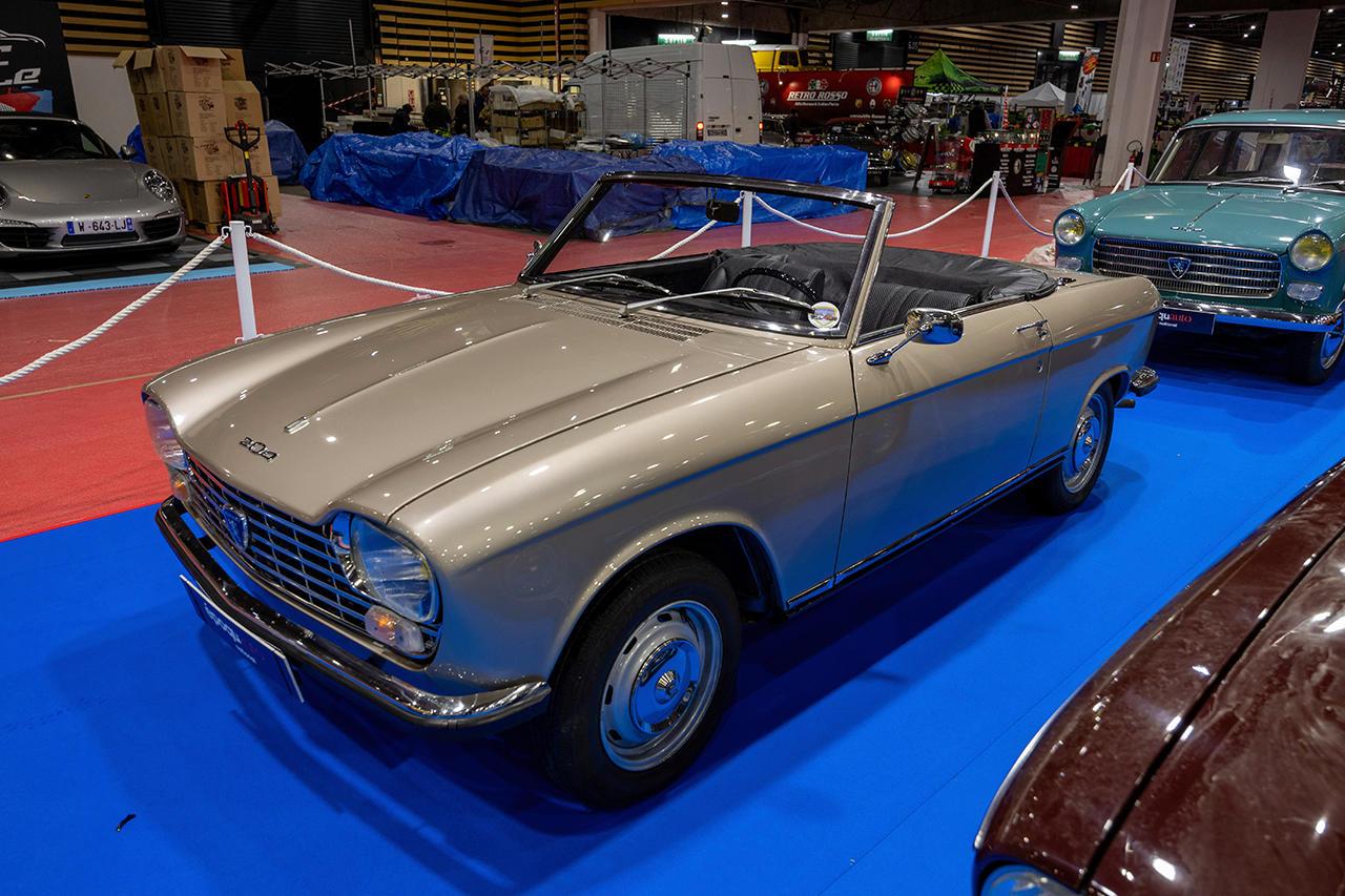 Photo 14 - Peugeot 204 Cabriolet (1969) - Salon Epoqu’Auto 2023. L ...